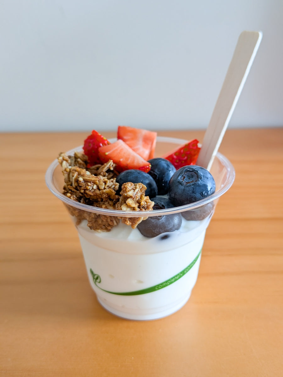 Yogurt cups with fruits & granola – Frenchie Toquee
